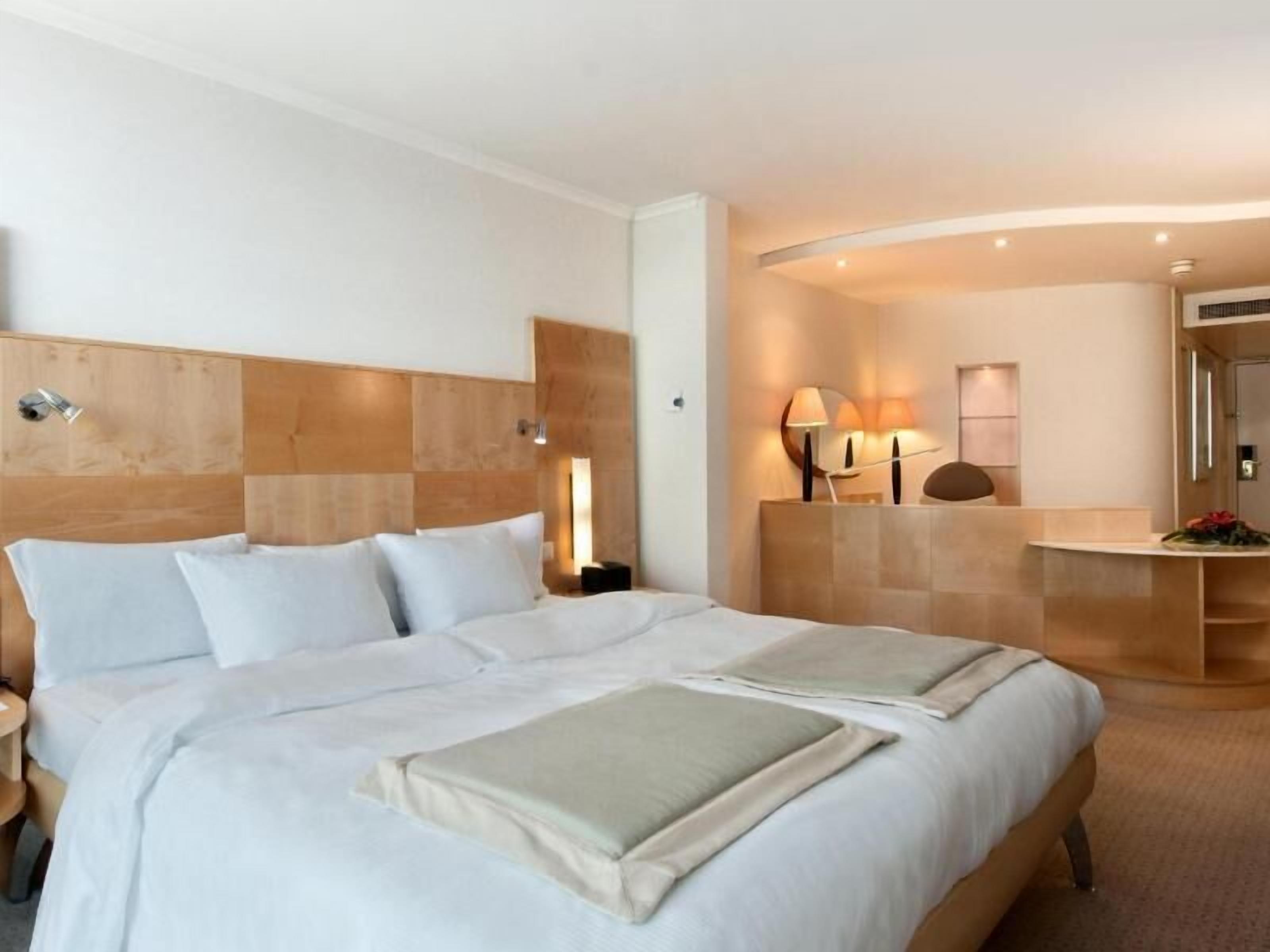 Roupa hipoalergénica, minibar, cofre com capacidade para portátil 