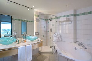 Suite, 1 cama king-size | Casa de banho | Um polibã, artigos de higiene ecológicos, um secador de cabelo