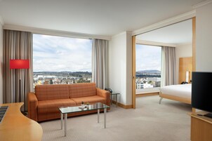 Suite, 1 cama king-size | Sala de estar | Televisor LED de 50 polegadas com canais via satélite, televisor 