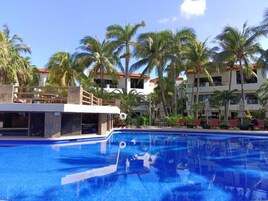 Piscina exterior, da(s) 7:30 à(s) 22:00, guarda-sóis, espreguiçadeiras