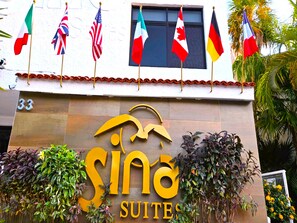 Placa de hotel com várias bandeiras, indicando presença internacional.