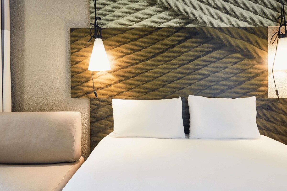 Quarto Duplo Standard, 1 cama de casal e sofá-cama | Roupa de alta qualidade, cofre no quarto, secretária 