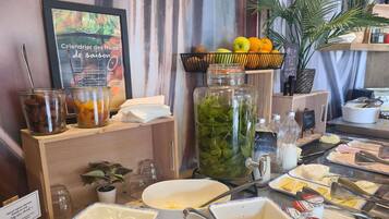 Pequeno-almoço tipo buffet aos fins de semana (13.00 EUR por pessoa)