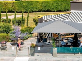 Pequenos-almoços, almoços servidos, cozinha francesa, junto à piscina 