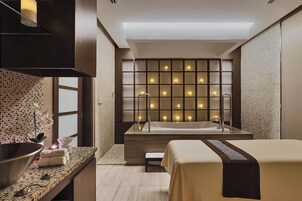 Salas para tratamentos a dois, sauna seca, banheira de hidromassagem