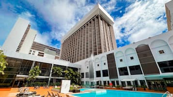 Piscina exterior, guarda-sóis, espreguiçadeiras