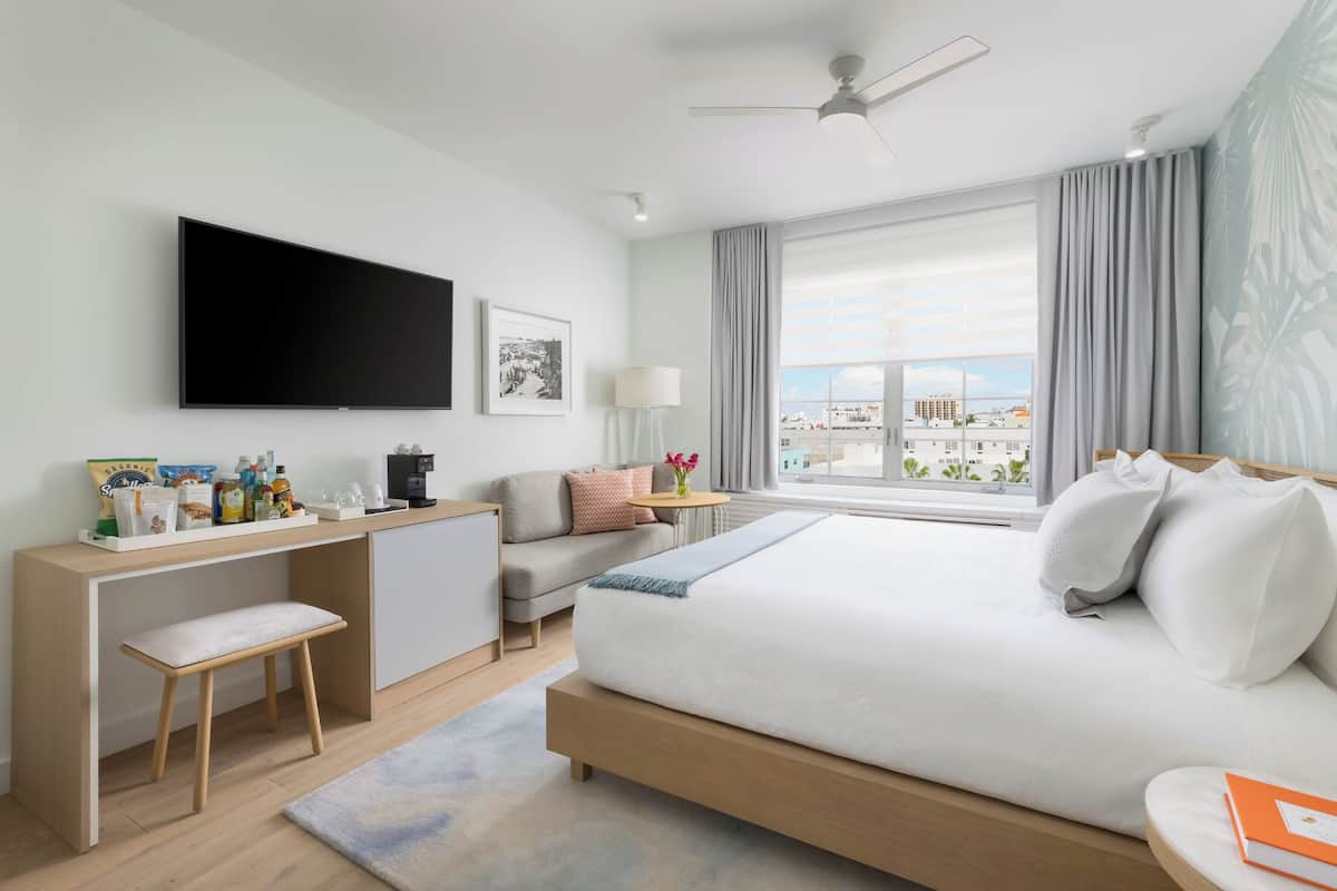 Quarto Básico, 1 cama king-size, vista para a piscina | Roupa de alta qualidade, camas de colchão pillowtop, minibar
