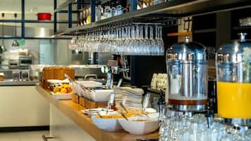 Café da manhã com buffet todos os dias (EUR 27.50 por pessoa)