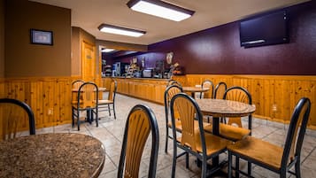 Café da manhã com buffet grátis todos os dias