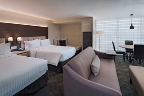 Suite, 2 camas de casal | Roupa de alta qualidade, cofre no quarto, secretária 