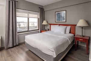 Roupas de cama premium, escrivaninha, espaço de trabalho para notebook