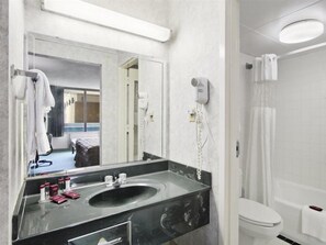 Artigos de higiene ecológicos, um secador de cabelo, toalhas fornecidas 