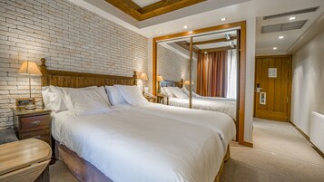 Roupa hipoalergénica, minibar, cofre no quarto, secretária 