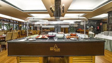 Café da manhã com buffet todos os dias (EUR 21 por pessoa) 