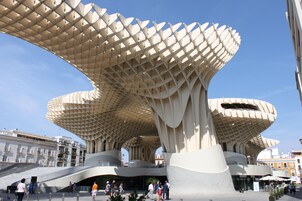 Uma estrutura arquitetônica moderna com um design de telhado único e em forma de treliça.