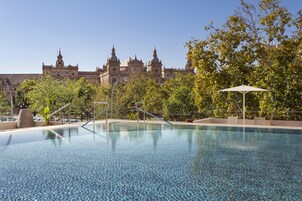 Piscina externa, guarda-sóis, espreguiçadeiras