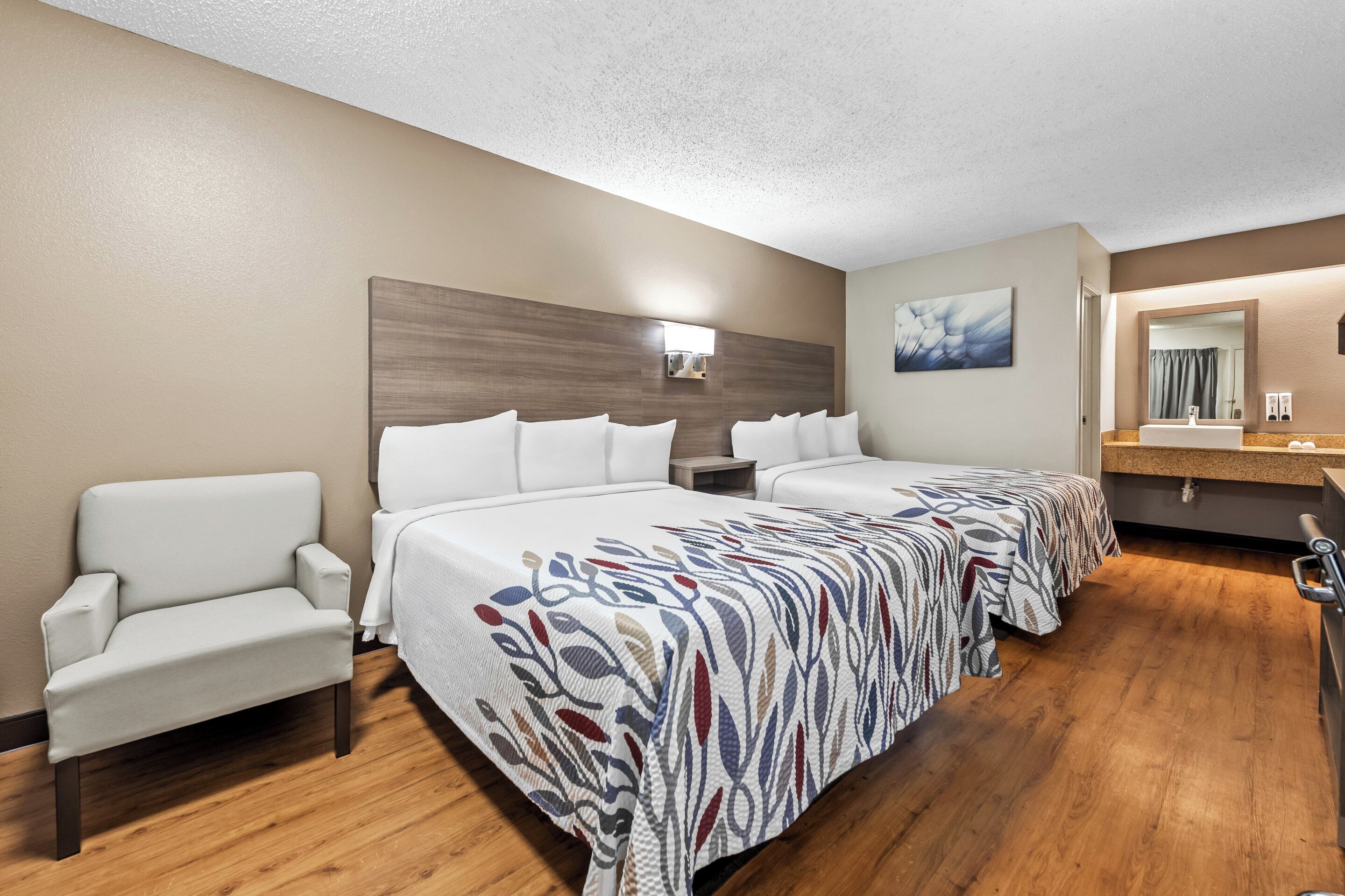 Quarto luxo, 2 camas Queen (Smoke Free) | Escrivaninha, cortinas blackout, ferros/tábuas de passar roupa