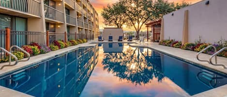 Piscina exterior, da(s) 7:00 à(s) 23:00, espreguiçadeiras