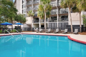 Piscina exterior, guarda-sóis, espreguiçadeiras