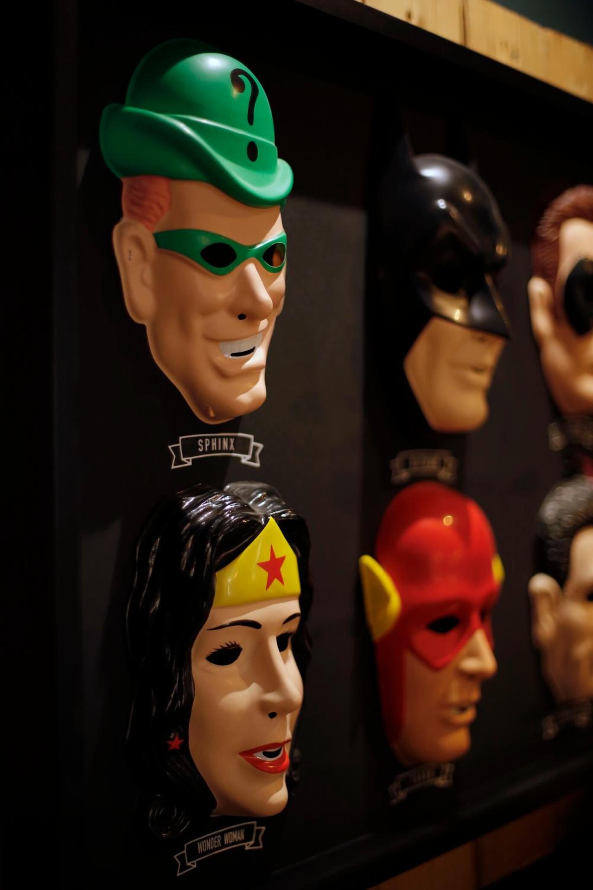 Exposição de diferentes máscaras de super-heróis.