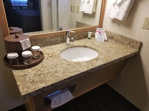 Quarto Standard, 1 cama king-size, não fumadores, micro-ondas | Lavatório na casa de banho