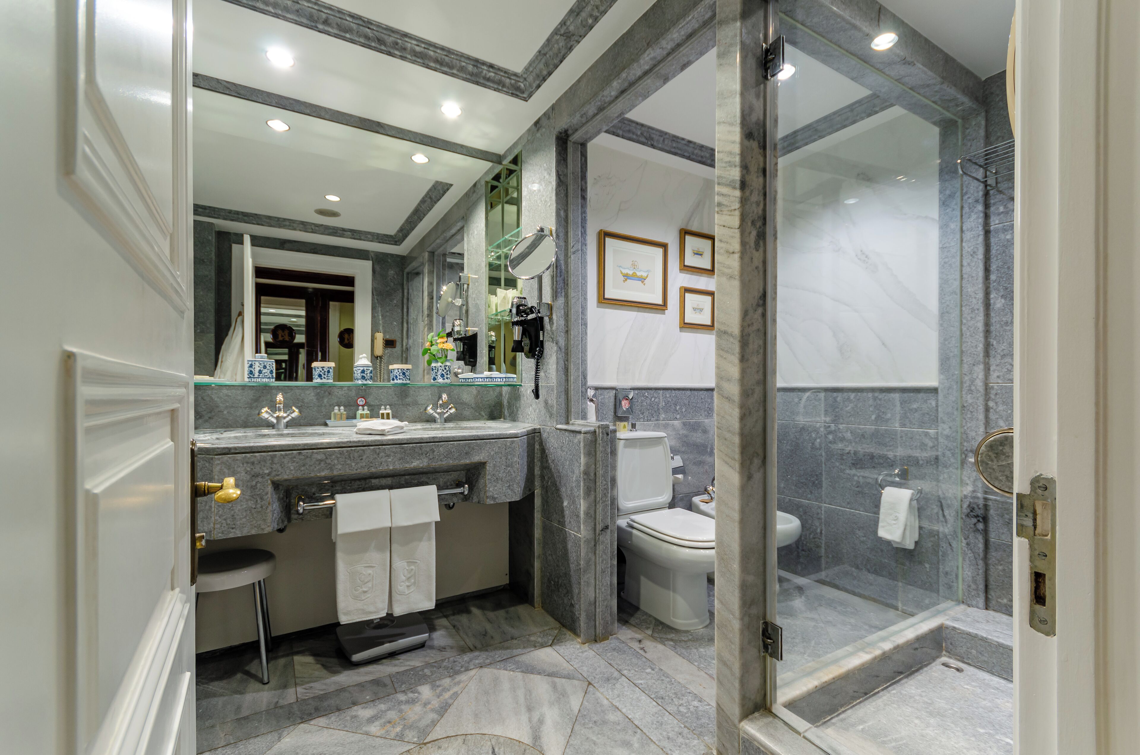 Quarto Duplo, vista para o rio | Casa de banho | Uma banheira, artigos de higiene pessoal grátis, um secador de cabelo 