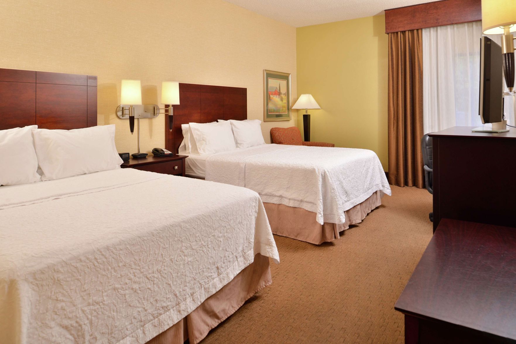 Edredons de pluma, escrivaninha, cortinas blackout