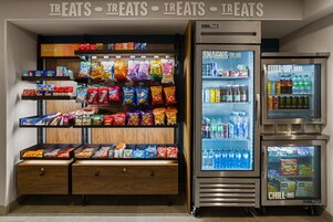 Uma área de distribuição automática com diversas opções de lanches e bebidas.