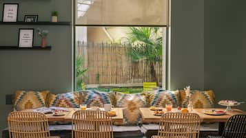 Pequeno-almoço tipo buffet diário (18 EUR por pessoa)