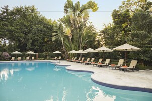 Piscina externa, funciona das 7h30 às 19h30, guarda-sóis
