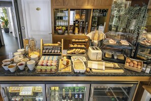 Pequeno-almoço tipo buffet diário (16 EUR por pessoa) 
