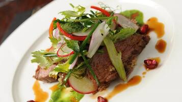 Prato de comida com carne, legumes e molho.