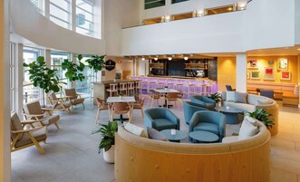 2 bares/lounges, bar na cobertura, saguão/lounge