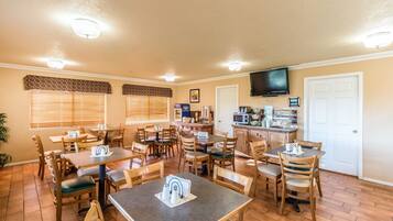 Café da manhã self-service grátis todos os dias