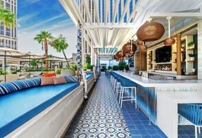 20 restaurantes, que servem almoços, jantares, também cozinha americana 