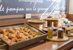 Café da manhã com buffet todos os dias mediante uma taxa