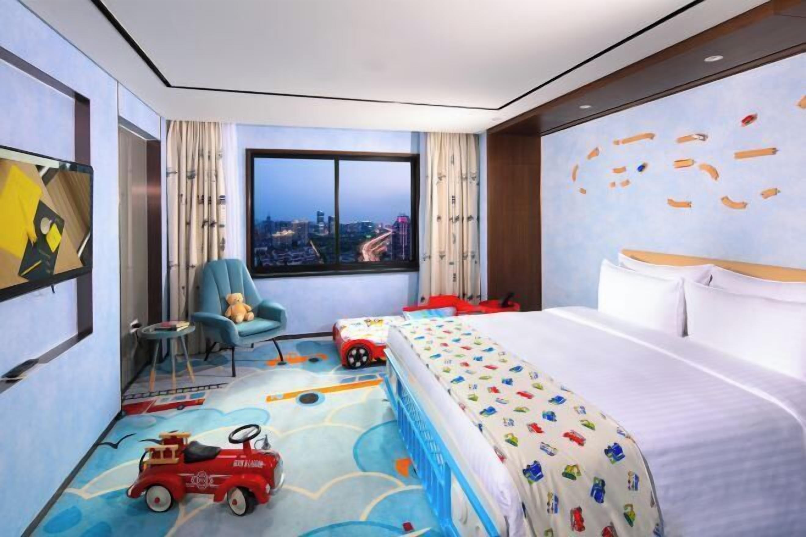 Frigobar, cofres nos quartos, cortinas blackout, quartos à prova de som