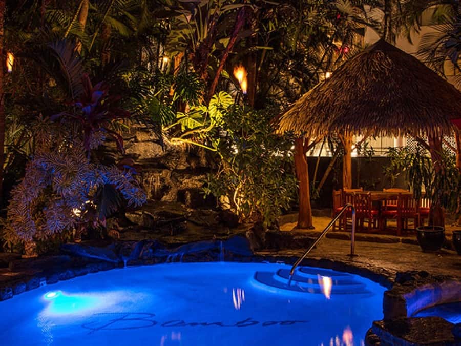 Piscina exterior, guarda-sóis, espreguiçadeiras