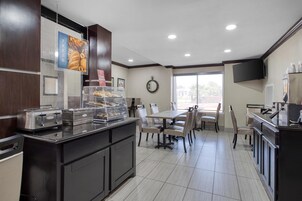 Café da manhã com buffet grátis todos os dias