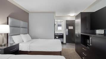 Quarto standard, 2 camas de casal, para não fumantes, geladeira e micro-ondas | Roupas de cama premium, escrivaninha, espaço de trabalho para notebook