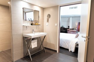 Quarto família | Banheiro | Produtos de toalete grátis, secador de cabelo, toalhas de banho 