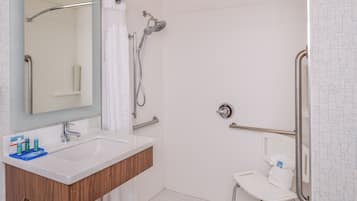 Quarto, 1 cama king-size, acessível (Communications, Mobil, Roll-In Shower) | Casa de banho | Artigos de higiene pessoal grátis, um secador de cabelo