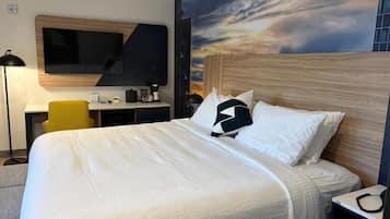 Quarto Standard, 1 cama king-size, não fumadores (Walk-in Shower;Pet Friendly) | Roupa de alta qualidade, secretária, ferro/tábua de engomar