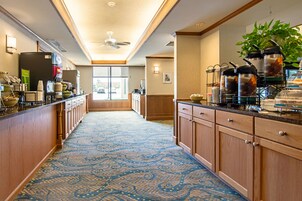 Café da manhã com buffet grátis todos os dias