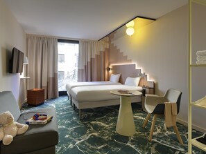 Quarto Standard, 3 camas individuais | Roupa de alta qualidade, secretária 