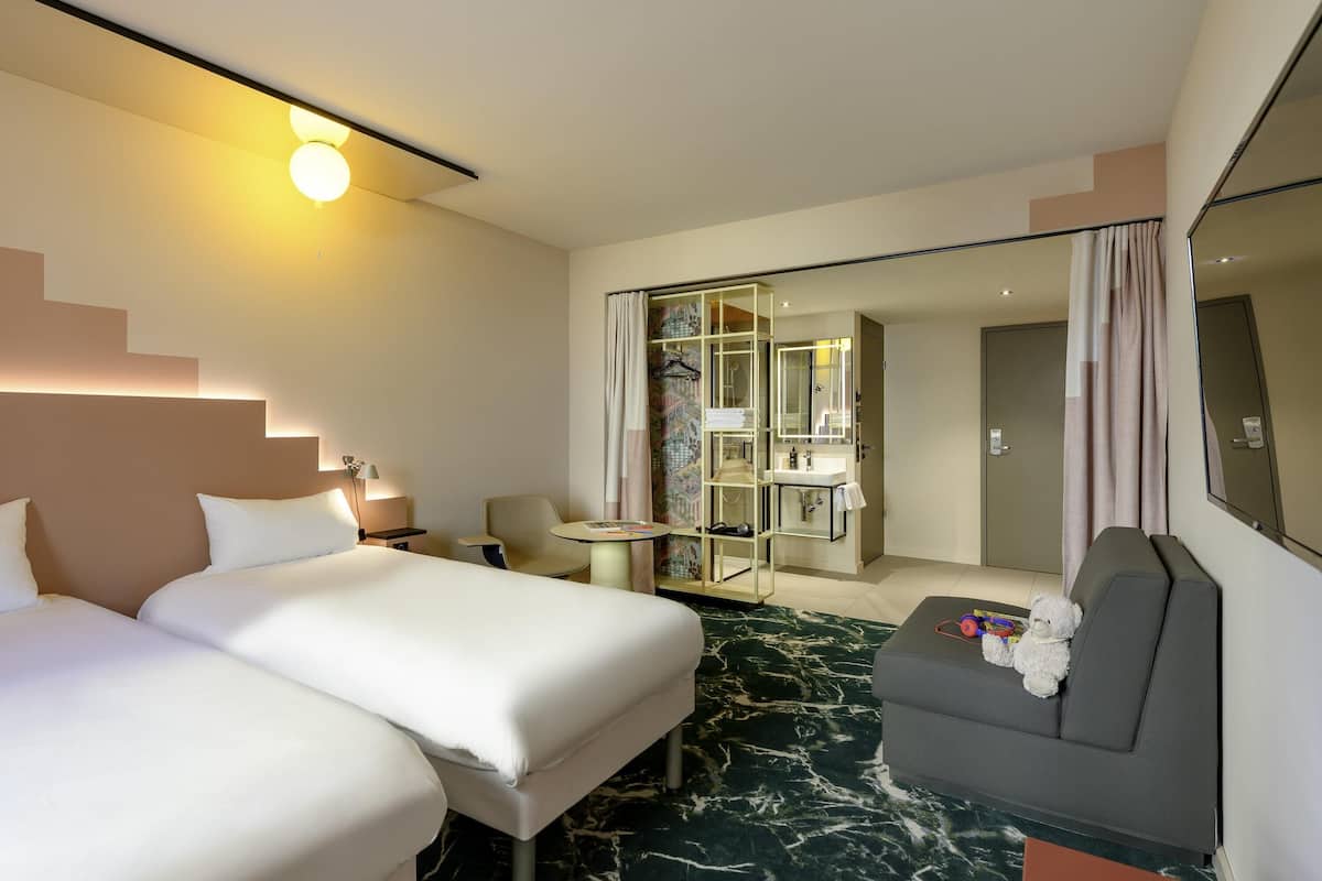 Roupas de cama premium, escrivaninha, espaço de trabalho para notebook