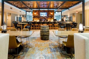 Serve café da manhã, jantar e happy hour 