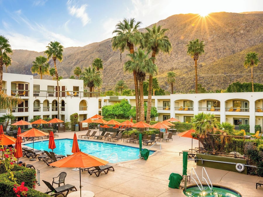 Piscina exterior, uma piscina aquecida, guarda-sóis, espreguiçadeiras