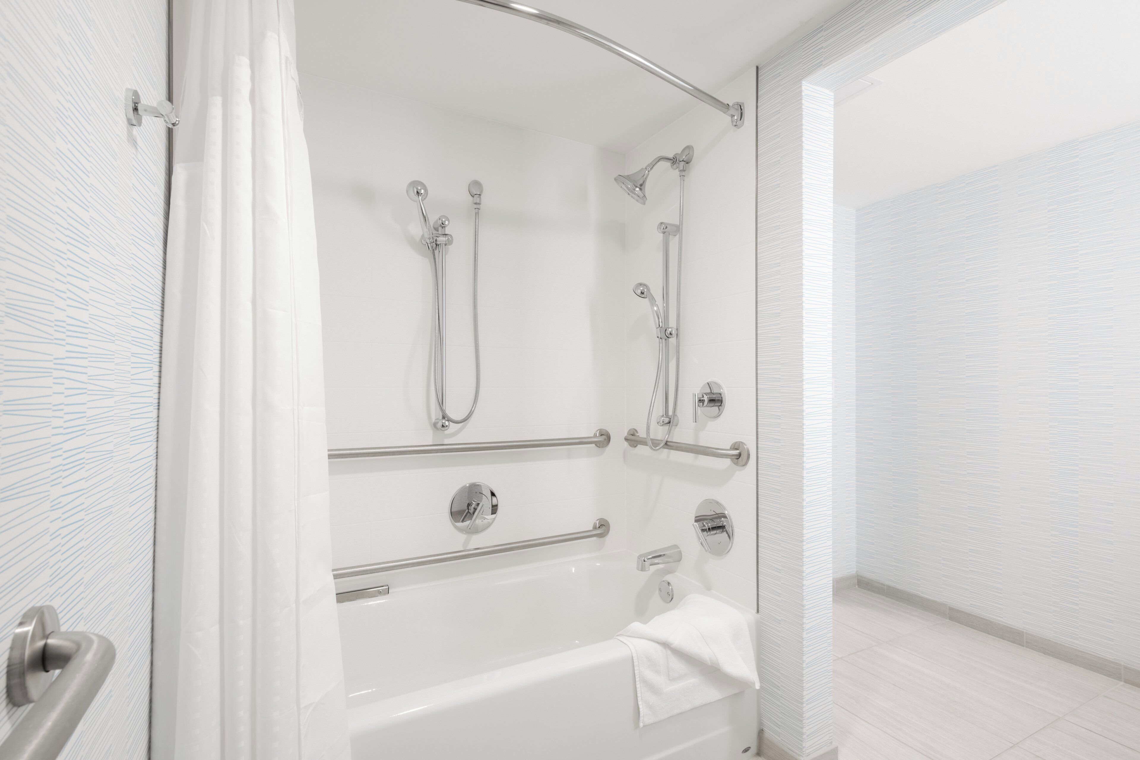 Quarto Standard, 1 cama king-size, acessível (Mobility) | Casa de banho | Artigos de higiene ecológicos, um secador de cabelo, toalhas fornecidas 