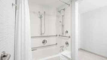 Quarto Standard, 1 cama king-size, acessível (Mobility) | Casa de banho | Artigos de higiene ecológicos, um secador de cabelo, toalhas fornecidas